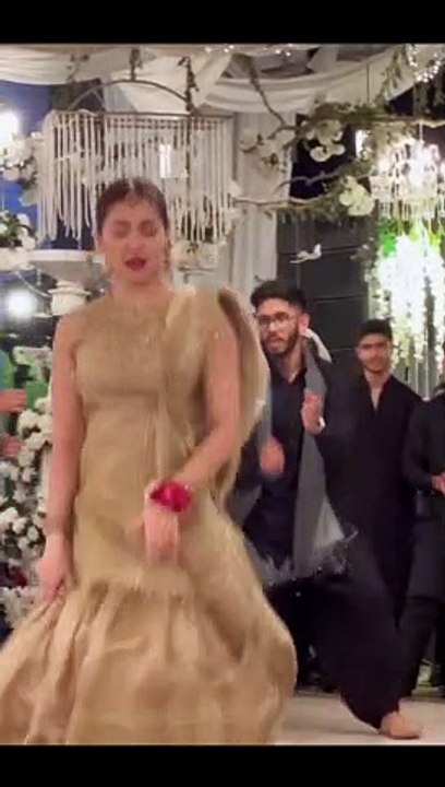 hania aamir dance on producer umar mukhtar wedding - video Dailymotion