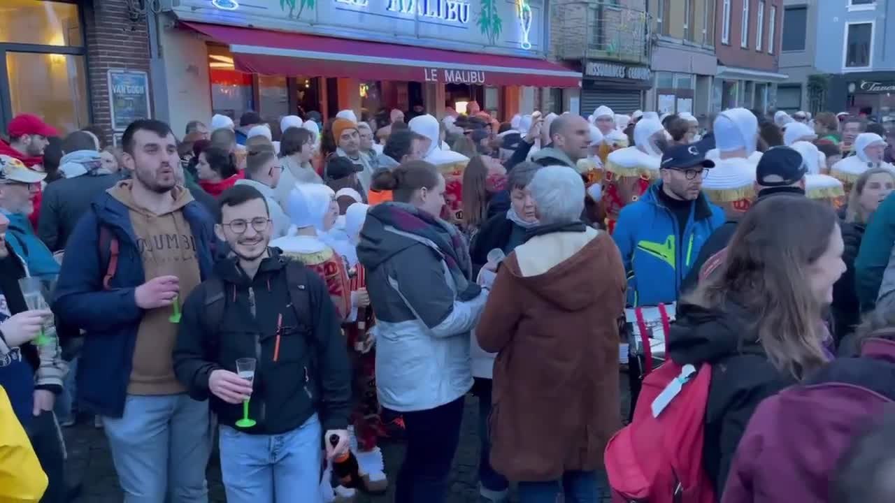 Carnaval de La Louvière 2023 Ambiance sur la place Mansart à 6h30 ...
