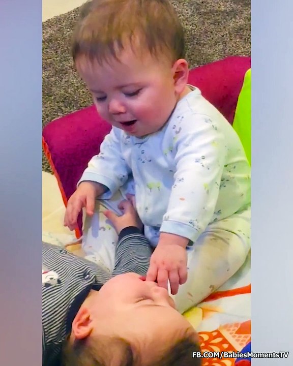 Cutest Twin Baby Arguing Over - TRY NOT TO LAUGH Challenge - Vidéo ...