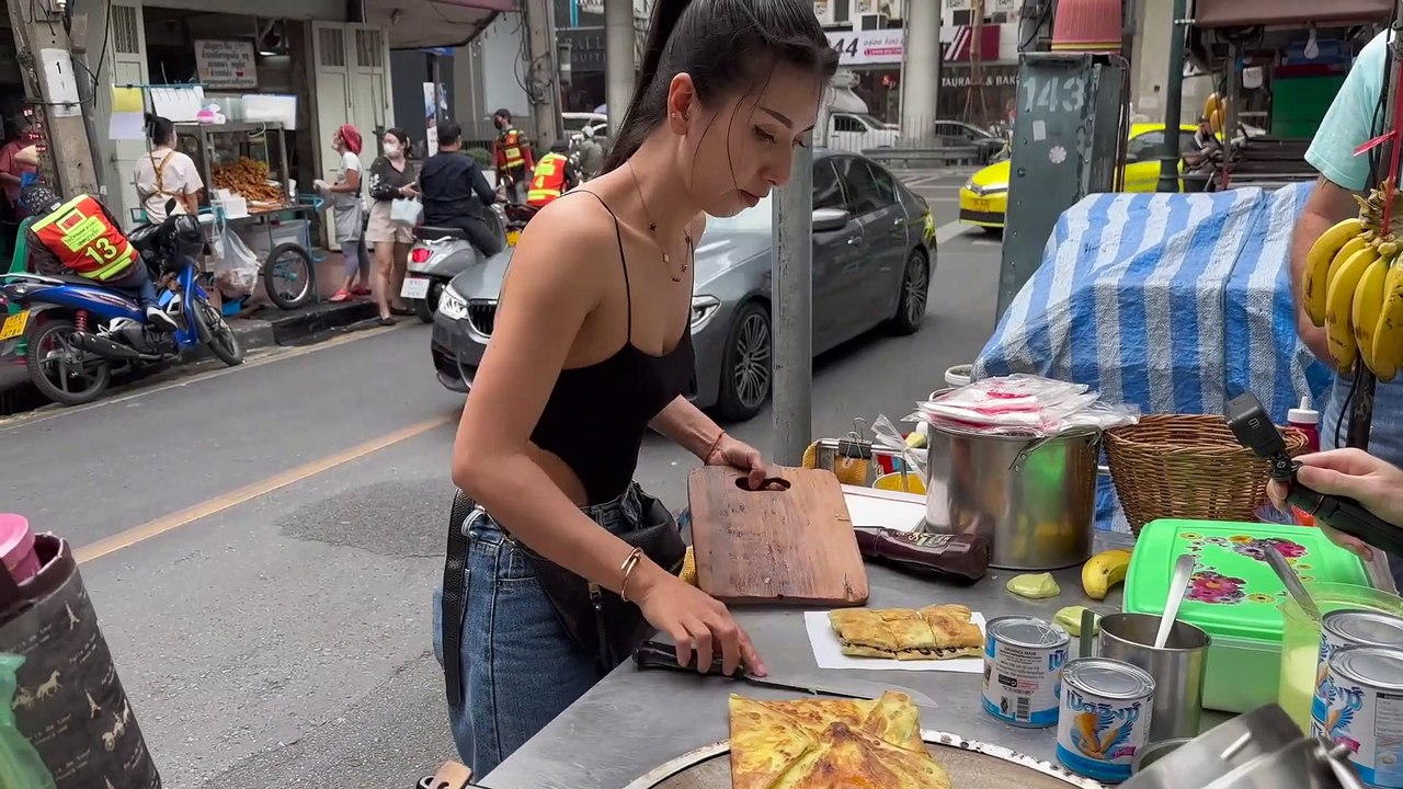 The FAMOUS Roti Queen Of Bangkok Can SMILE Again - Thailand Street Food ...