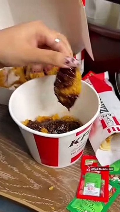 Eating KFC ASMR - video Dailymotion