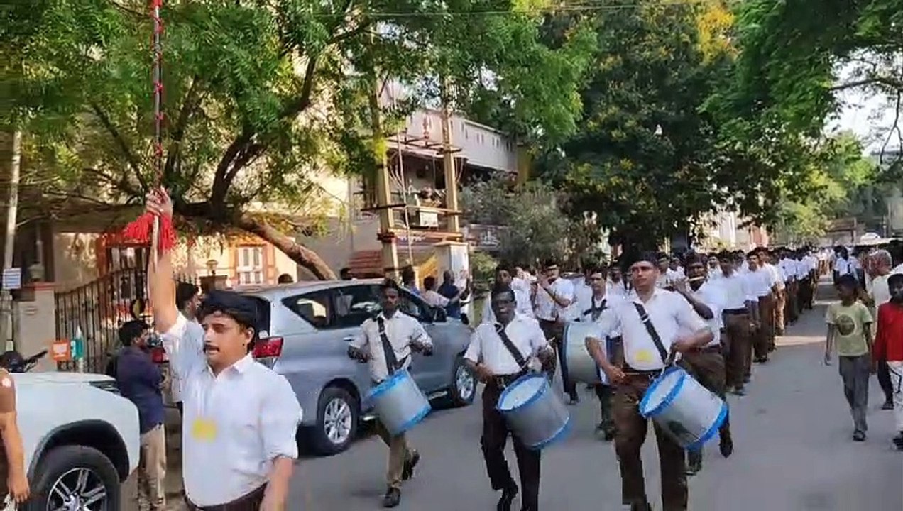 आरएसएस का भव्य पथ संचलन, सुप्रीम कोर्ट में जीत के बाद निकाला रूट मार्च ...