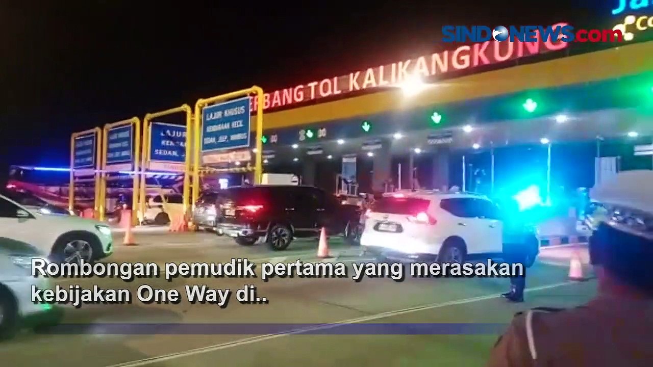 Terimbas One Way, Polisi Beri Bunga Mawar ke Pemudik di Gerbang Tol Kalikangkung - Video Dailymotion