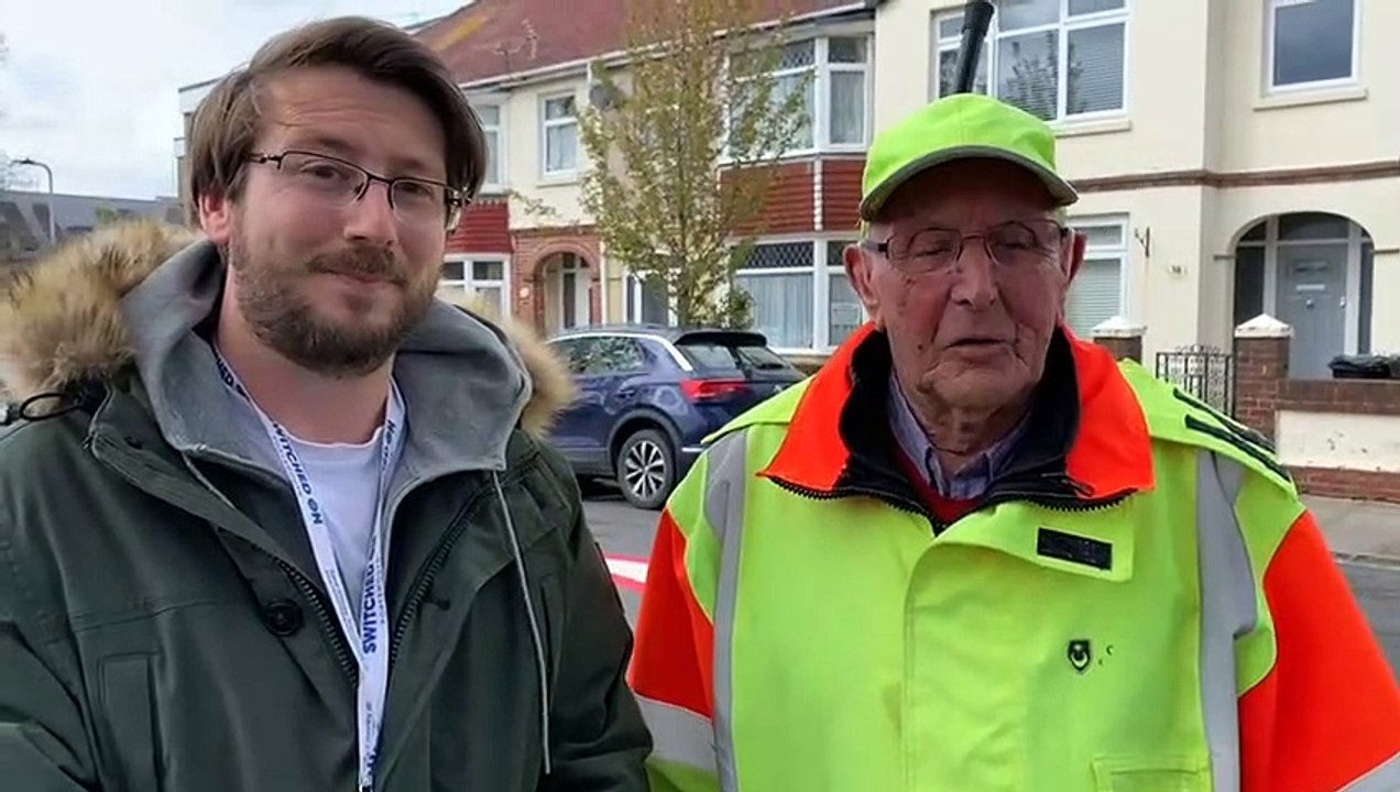 Lollipop Man Gets School Crossing Safety Signmp4 - video Dailymotion