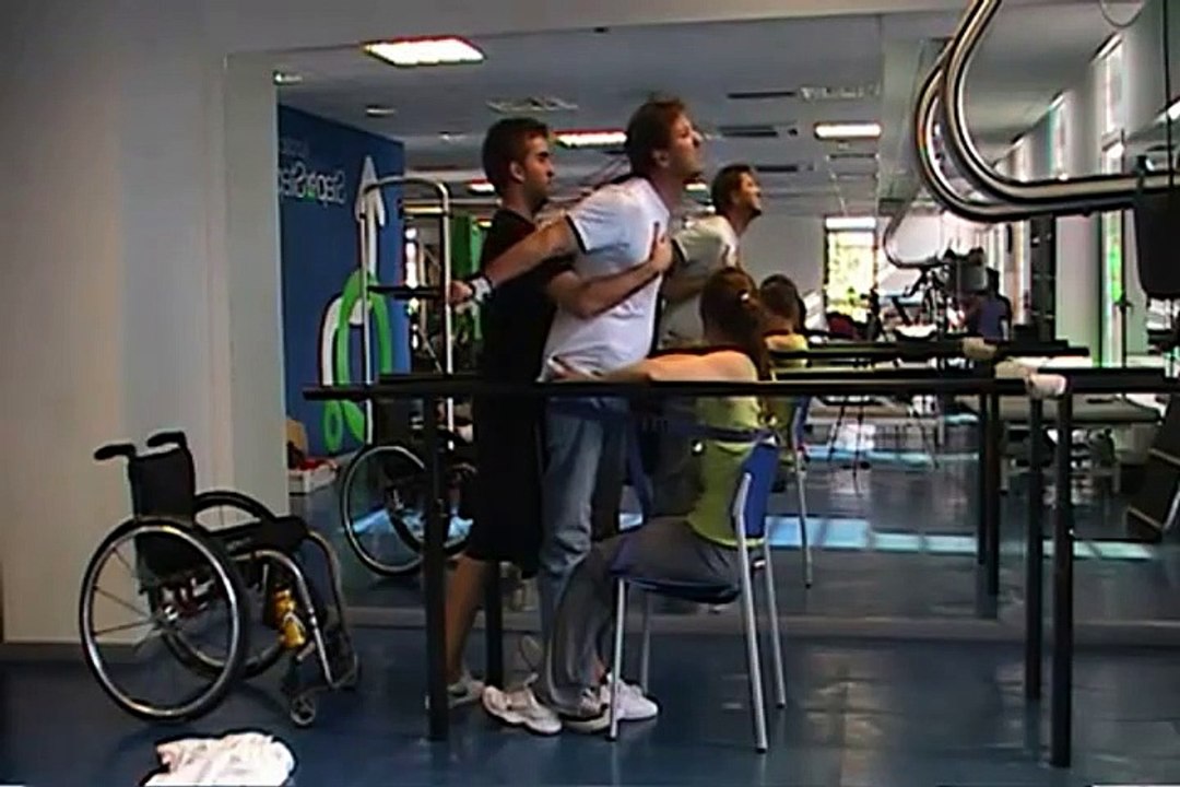 Exercitii in pozitie ortostatica cu asistenta - video Dailymotion