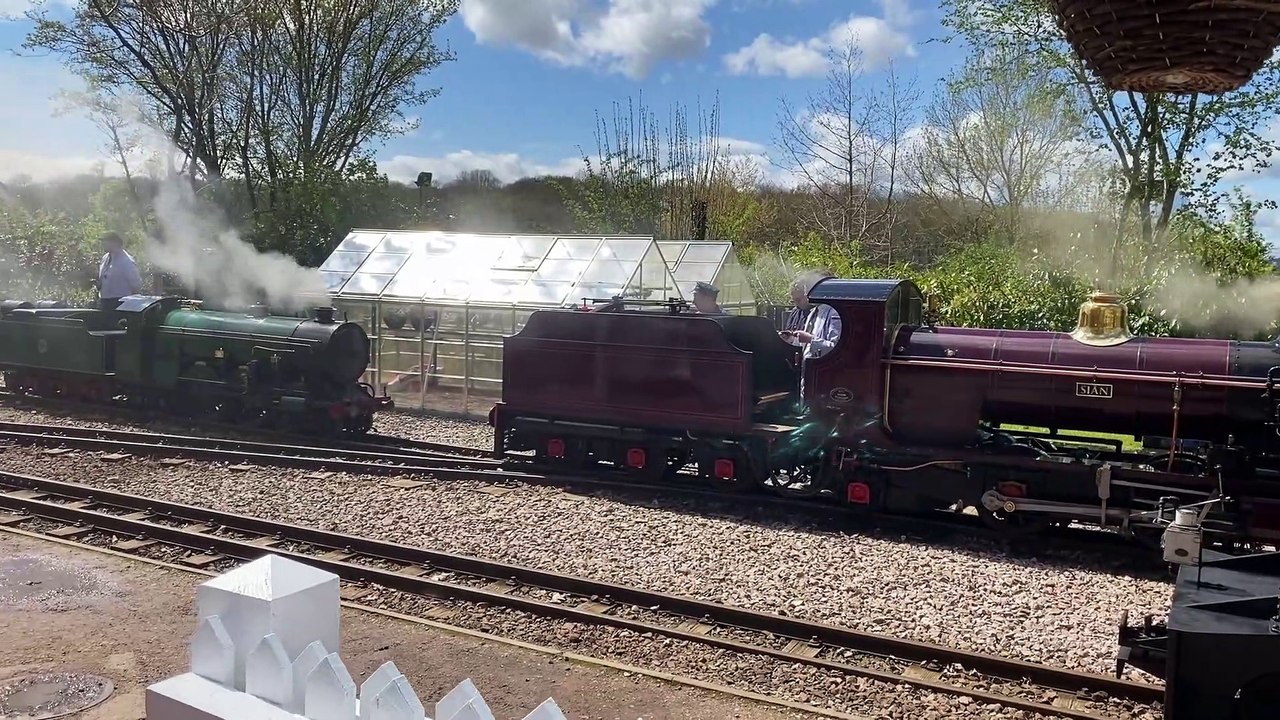 Perrygrove Railway's Mr Hallworth arrives - video Dailymotion