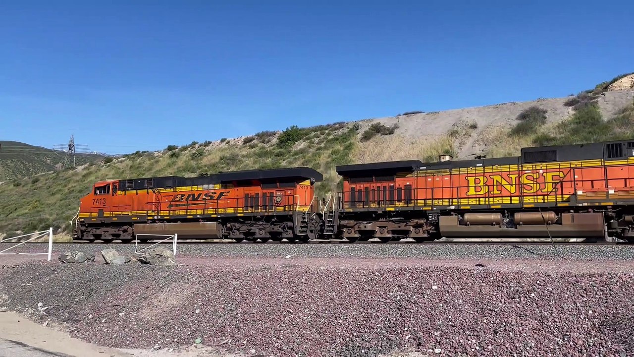 BNSF 7312 Leads Westbound Stack Train passes through Blue Cut CA - video Dailymotion