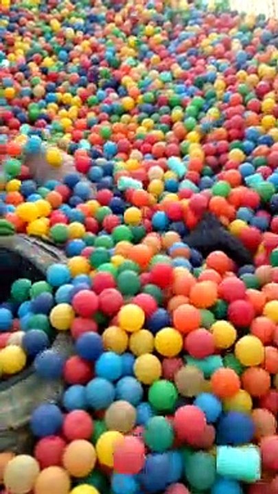 Entering Another Dimension Via Ball Pit - video Dailymotion
