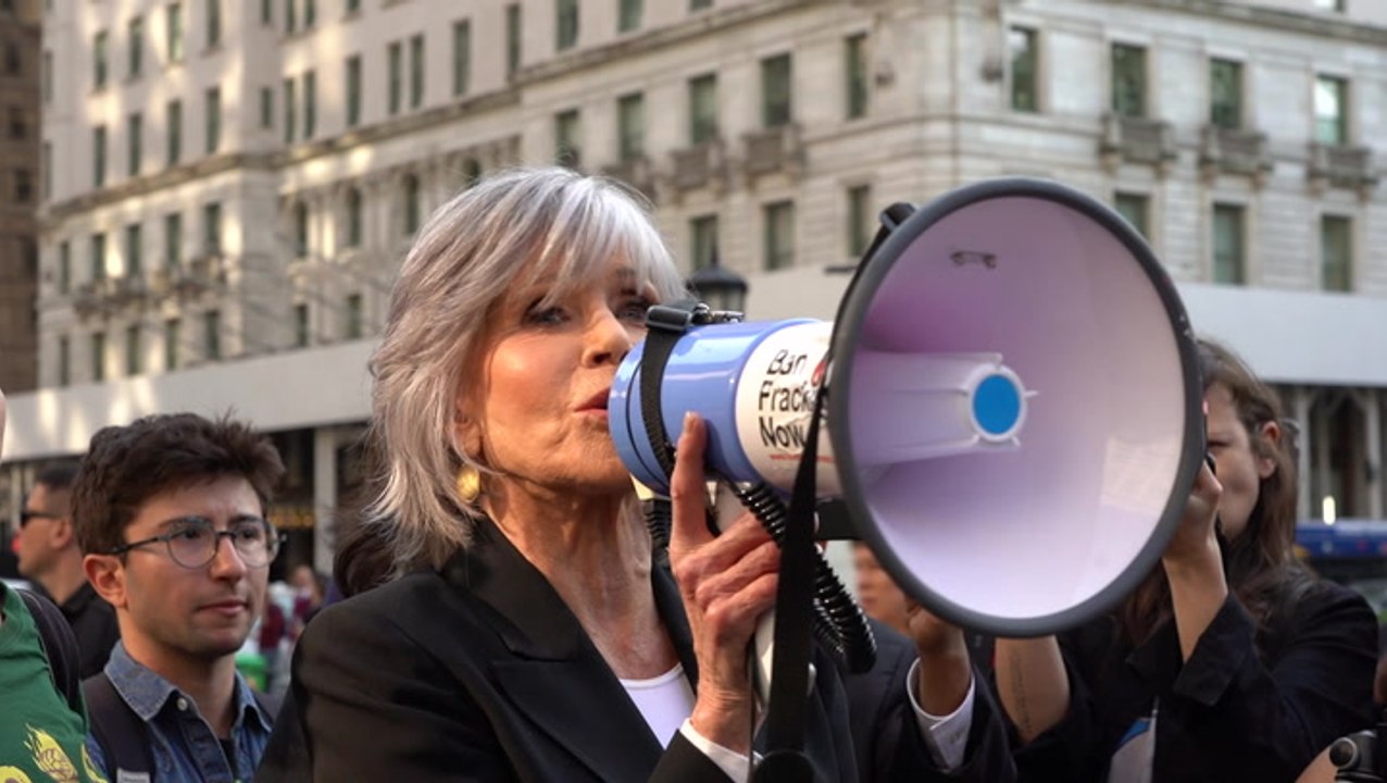 Jane Fonda joins climate protest standing against Biden fundraising in ...