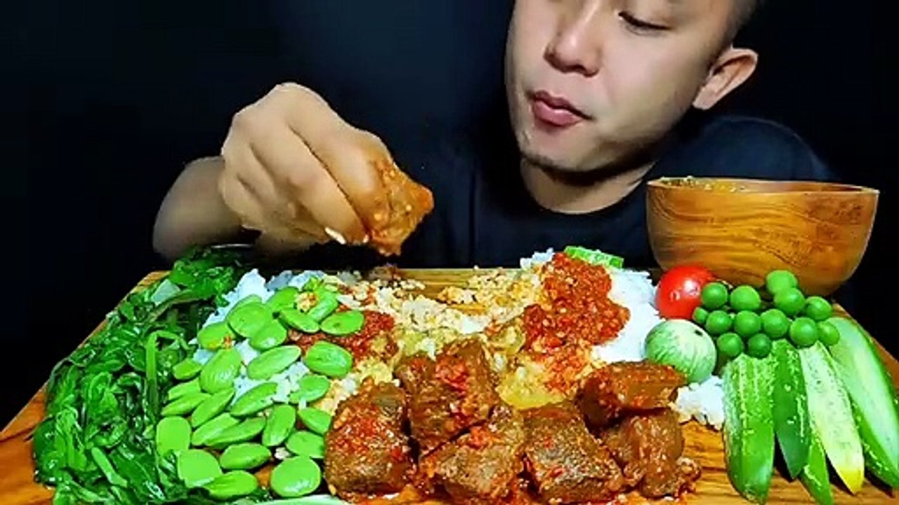 Mukbang Spicy beef with rice, raw vegetables, cucumber, eggplant, bean ...
