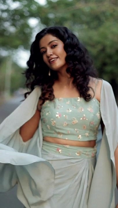 Hot dusky beauty cute expressions - video Dailymotion