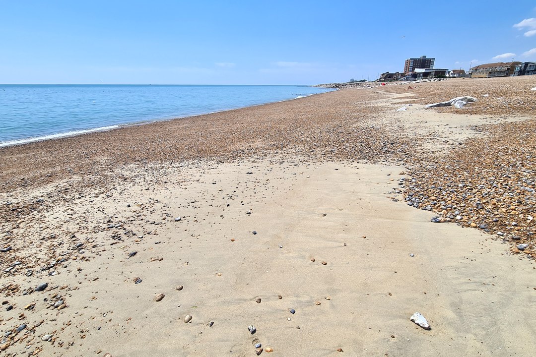 Lancing Beach in the sun - video Dailymotion