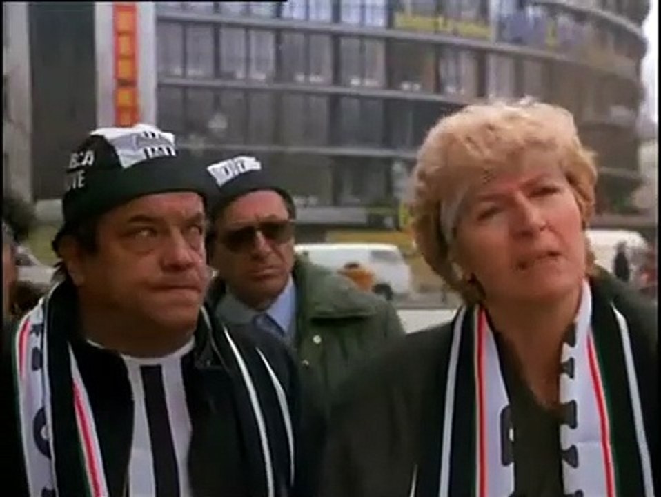 Bombolo è Venticello juventino, gli schiaffi da Tomas Milian - Video ...
