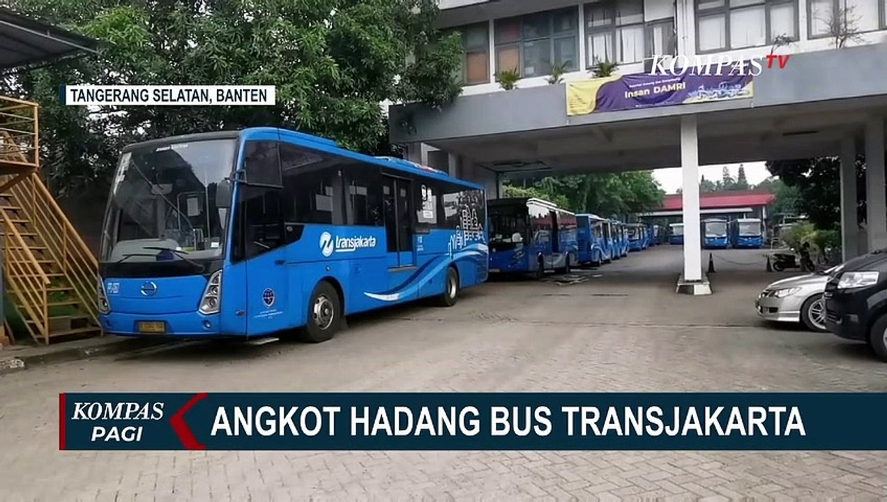 Tak Terima Penumpang Naik TJ, Sopir Angkot Nekat Adang Bus TransJakarta ...