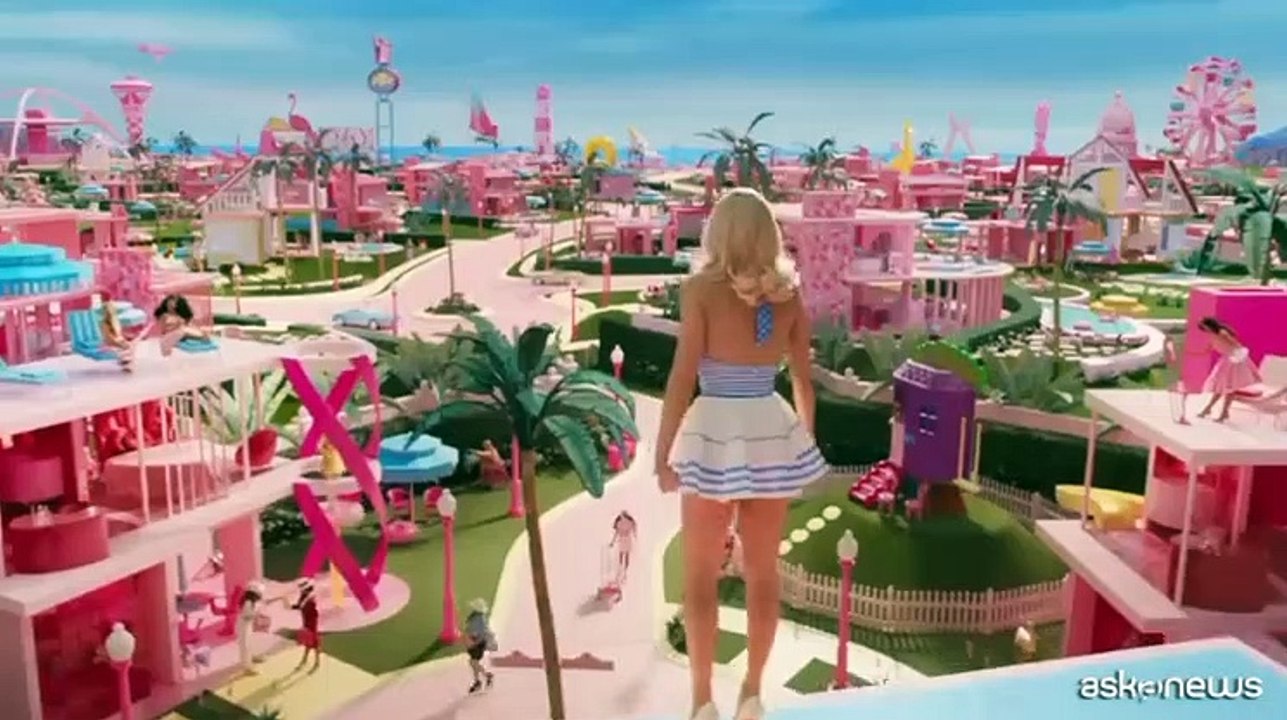 Greta Gerwig presenta il suo magico mondo rosa di "Barbie" - Video ...