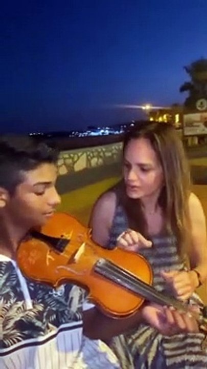 Keman sanatçısı Canan Anderson, keman çalmasını bilmiyormuş gibi yapıp ...