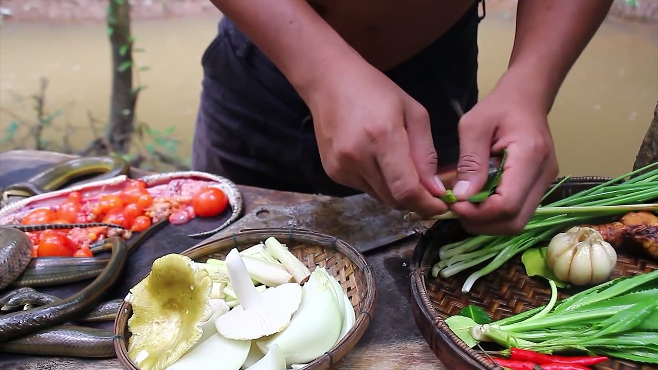Cooking Venomous Snake Egg Recipe - Cooking Snake Meat Soup in Pan Fry ...