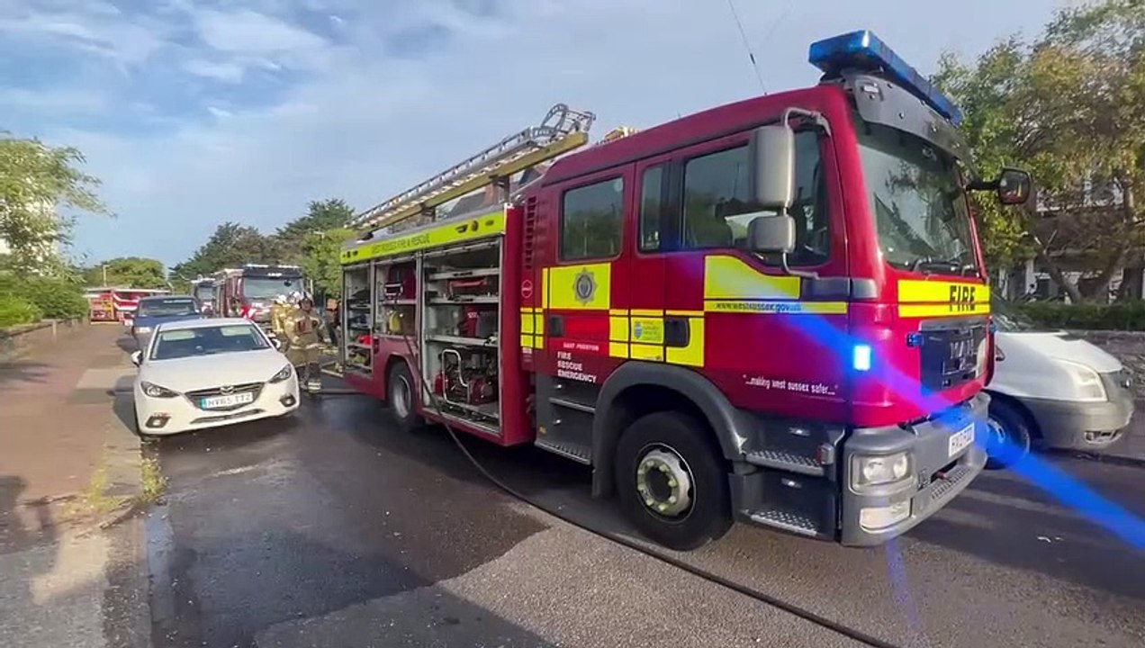 Watch as crews respond to fire at Worthing house - video Dailymotion