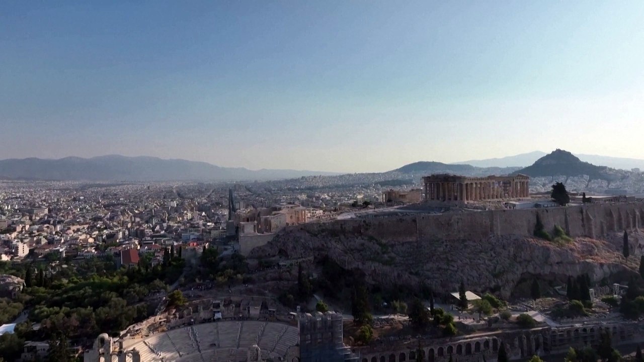 Drone footage of Acropolis as intense heat continues in Greece - video ...
