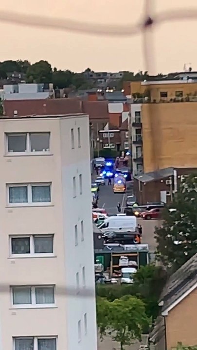 Hundreds evacuated after fire in Luton block of flats - video Dailymotion