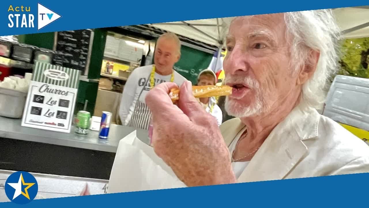 PHOTOS Hugues Aufray, 93 ans et amoureux de sa jeune compagne : le ...