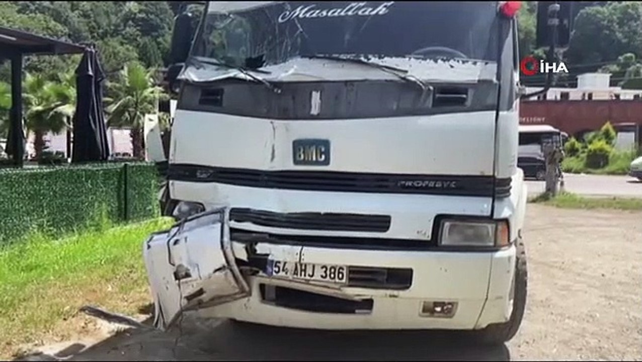 Un camion de fouille et un bus touristique sont entrés en collision : 7 ...