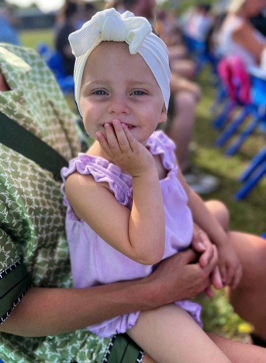 Community gets behind poorly toddler - video Dailymotion