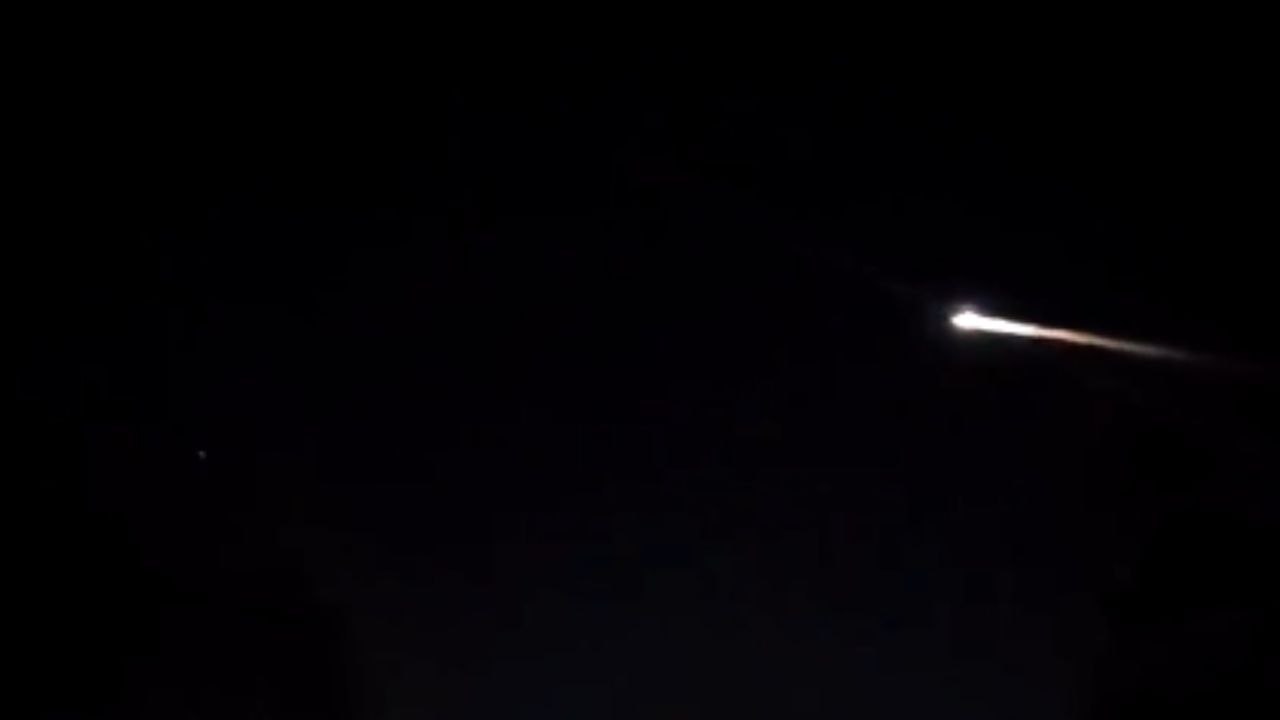 Falling Meteor wonderfully lights up the night sky in Melbourne ...