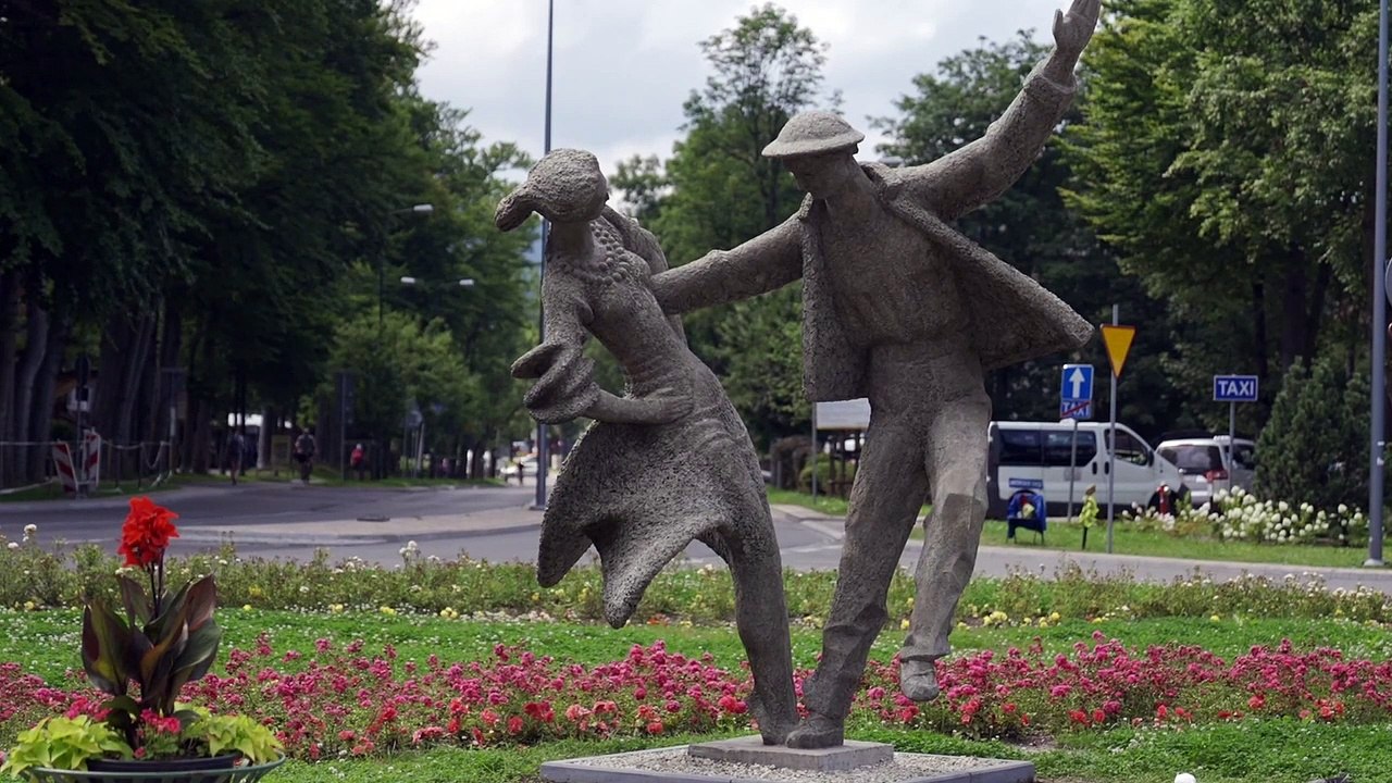 ZAKOPANE tanczaca para gorali wita turystow - video Dailymotion