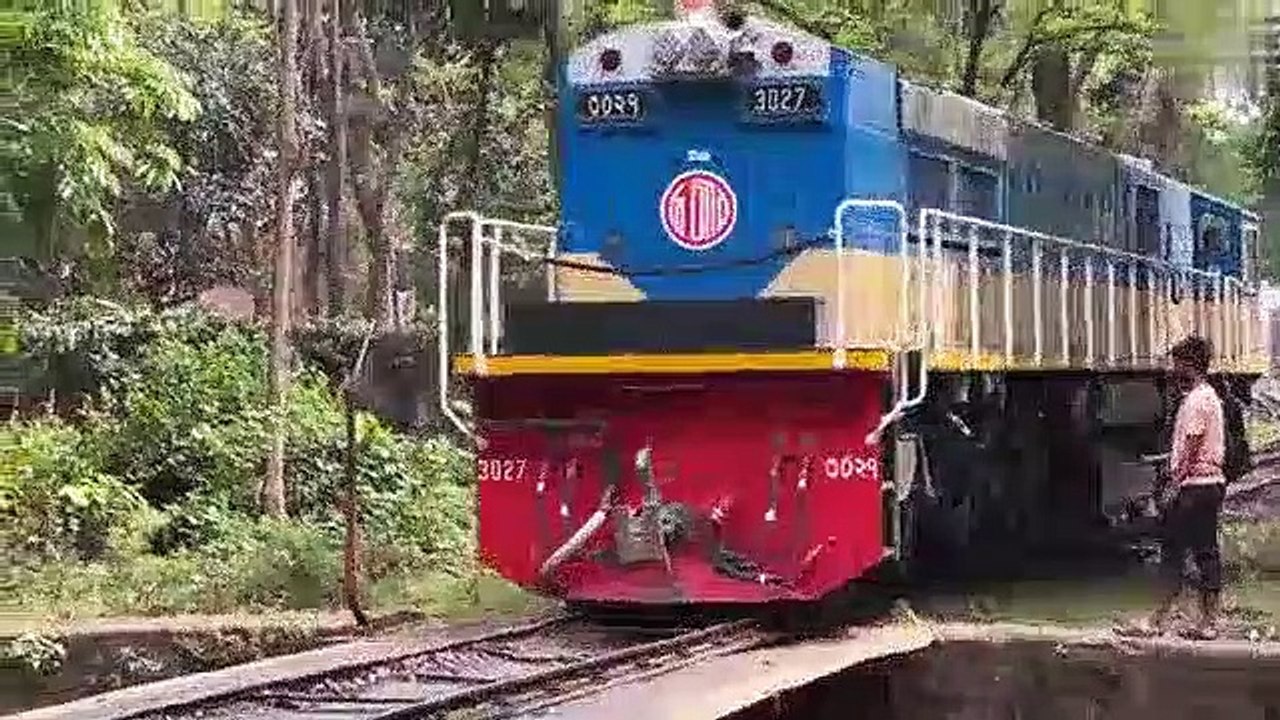 How to Rotate Rail Engine by hand pulling, watch how it done. - video ...