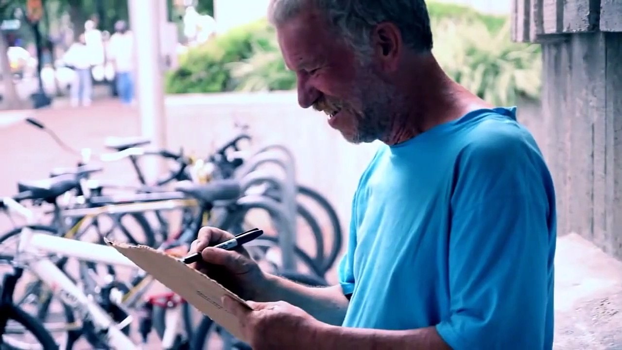 Des SDF racontent leur histoire sur un bout de carton - Vidéo Dailymotion