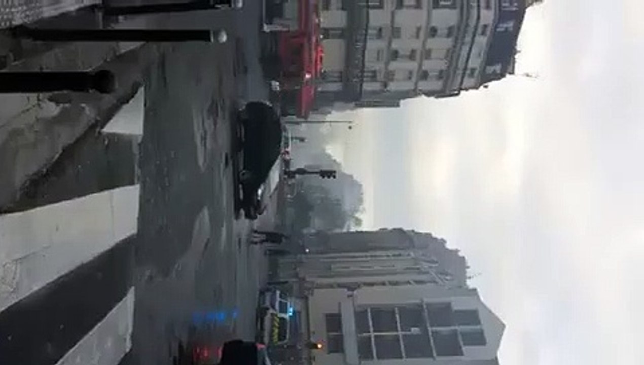 Un bus de la RATP prend feu en plein Paris - Vidéo Dailymotion