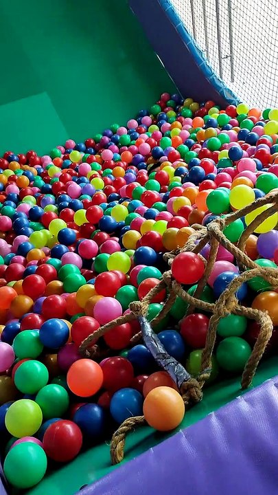 Sliding Into A Ball Pit - video Dailymotion