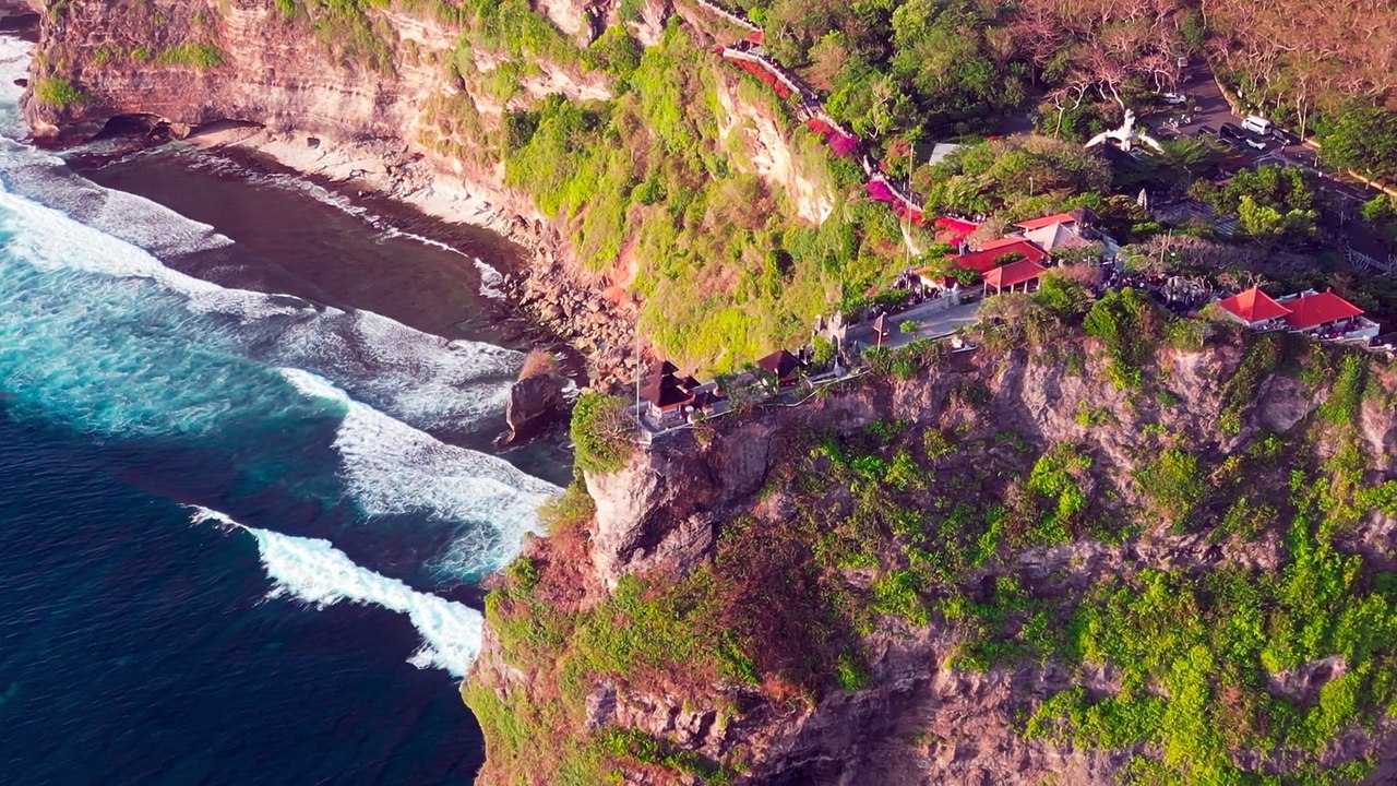 Melihat Keindahan Tebing Pura Uluwatu Di Selatan Pulau Bali - Video ...