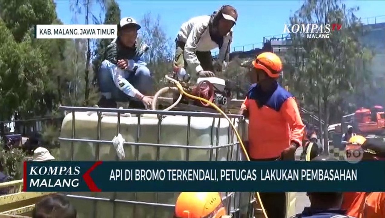 Api Padam, Petugas Lakukan Pembasahan dan Penyisiran - Video Dailymotion