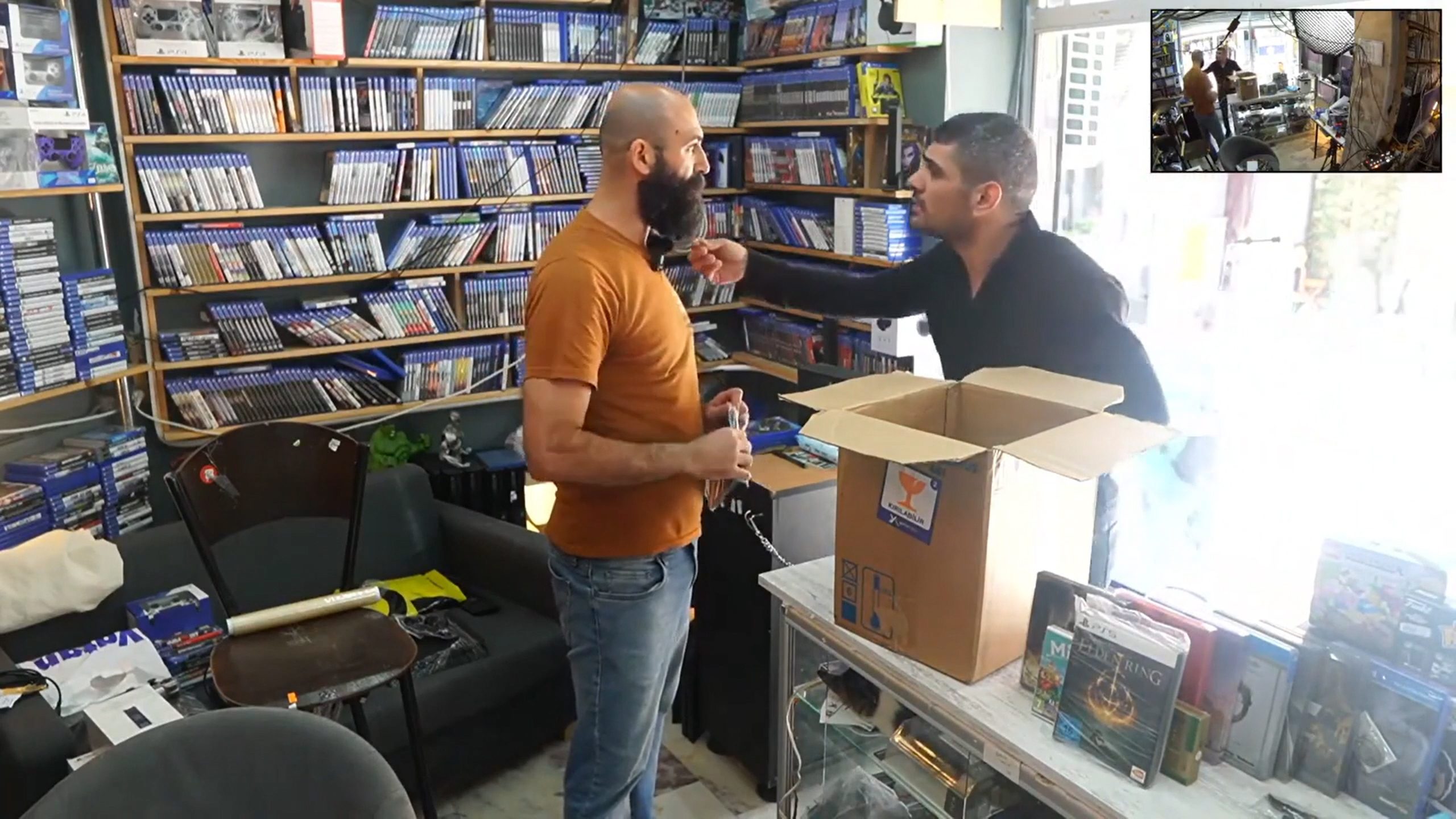 Oyun konsolu ve konsol oyunları satan bir esnaf canlı yayında tehdit ...