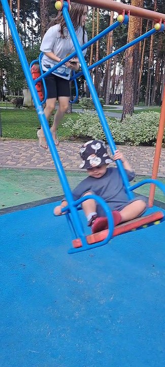 Mom Deftly Catches Son Falling From Swing - video Dailymotion
