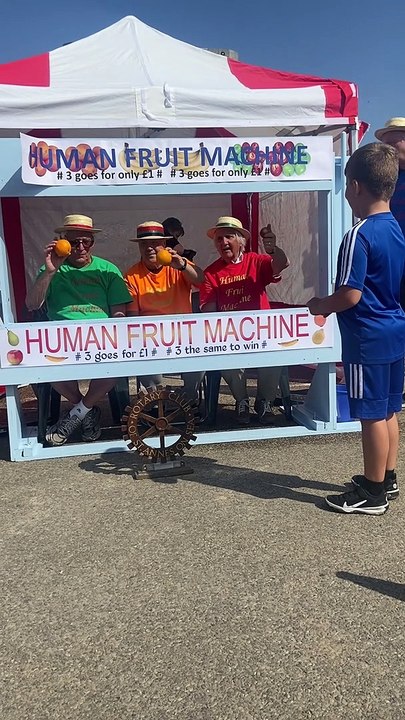 'Human fruit machine' at St Annes Kite Festival and RNLI Open Day ...