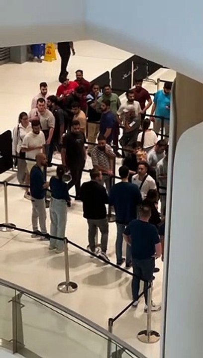 Watch: Serpentine queue builds up at Dubai Mall as Apple iPhone 15 ...