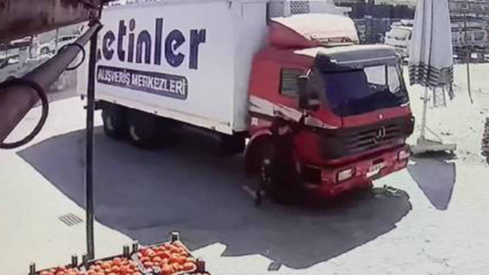 Kapısına tutunup gitmek istediği kamyonun altında kalan adam hayatını ...