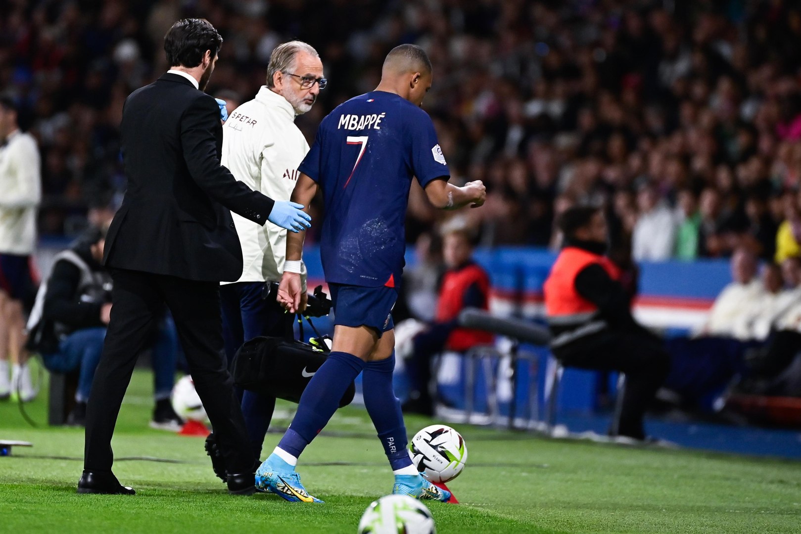 Kylian Mbappé Forced Off in Le Classique Due to Injury | beIN SPORTS