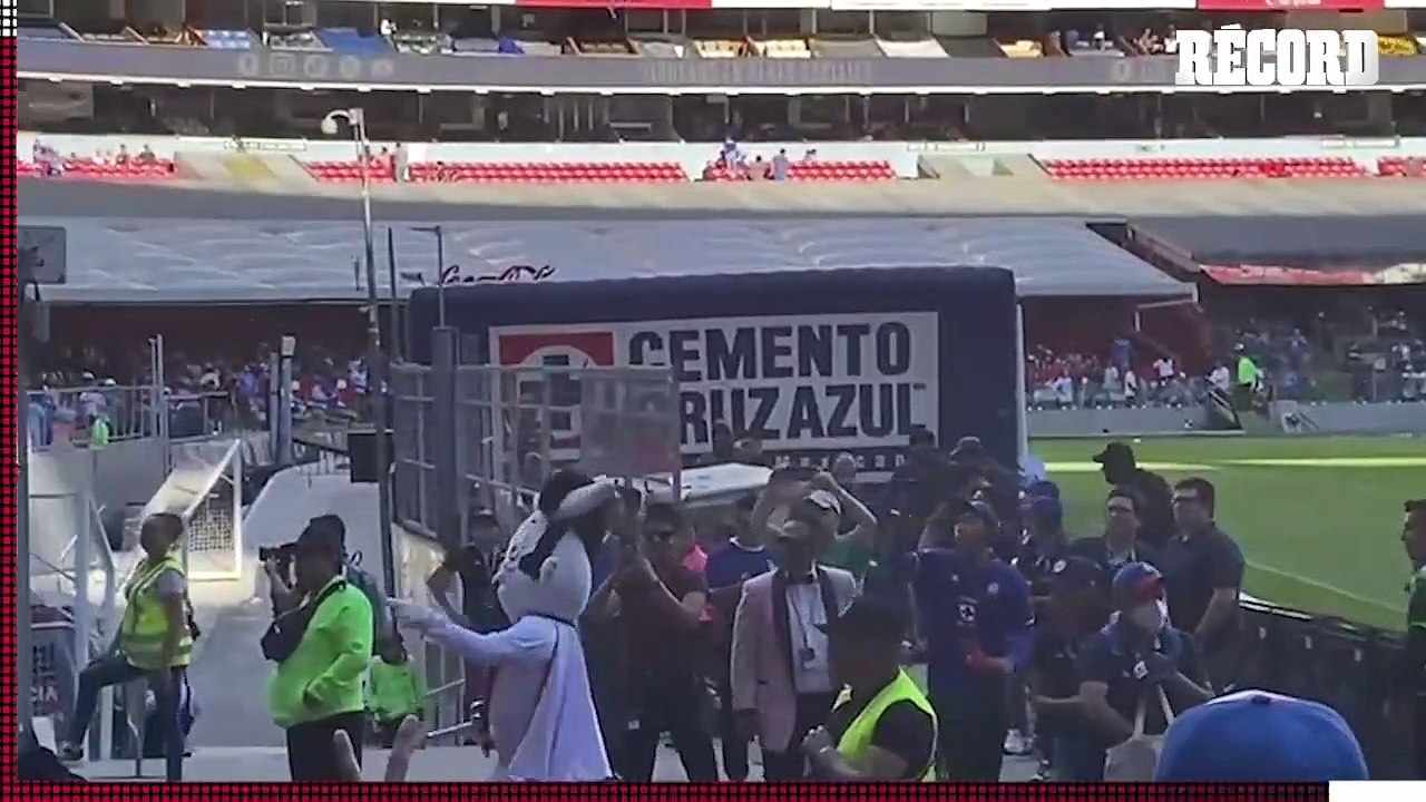 Blue, Mascota de Cruz Azul se disfraza de ELVIS PRESLEY - Vídeo Dailymotion