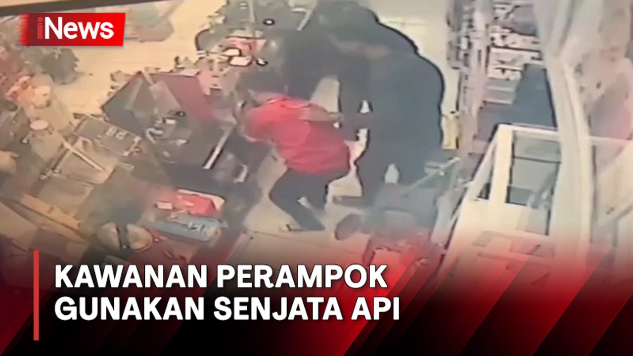 Ngeri! Aksi Perampok Bersenjata Api Satroni Minimarket di Bekasi Timur Terekam CCTV - Video ...