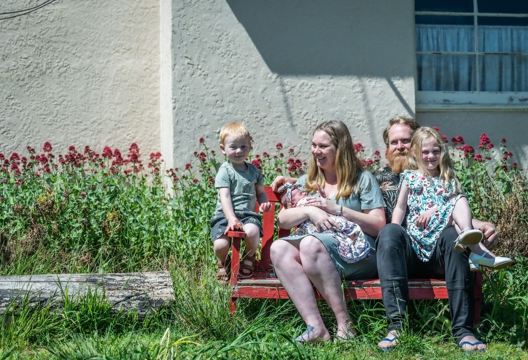 Baby Ivy delivered by dad on Murrumbateman Oval - video Dailymotion