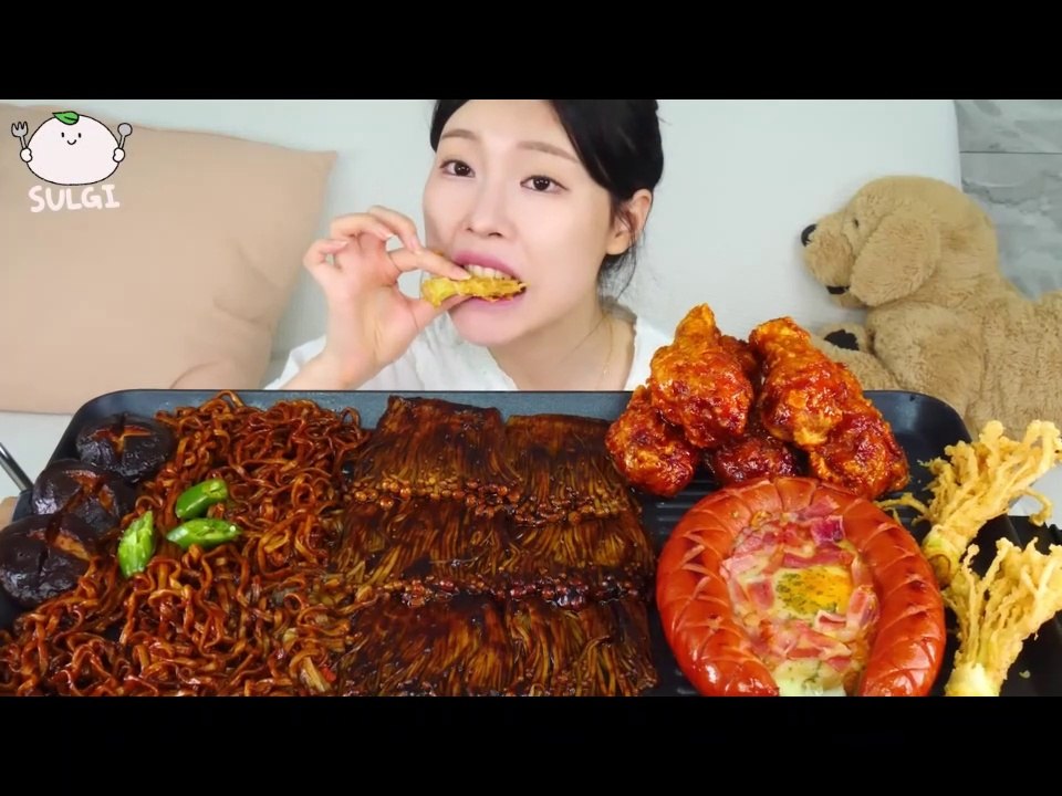 ASMR MUKBANG Black bean Enoki mushroom. Seasoned Chicken, Kielbasa Sausage, Black bean noodles ...