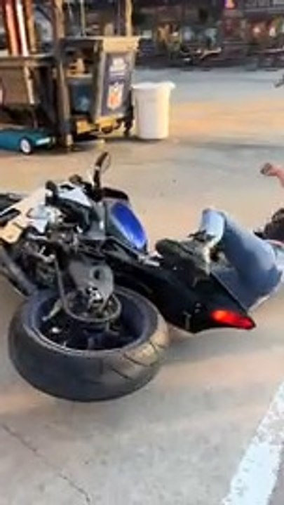 Woman Falls From Motorcycle While Driving It - video Dailymotion