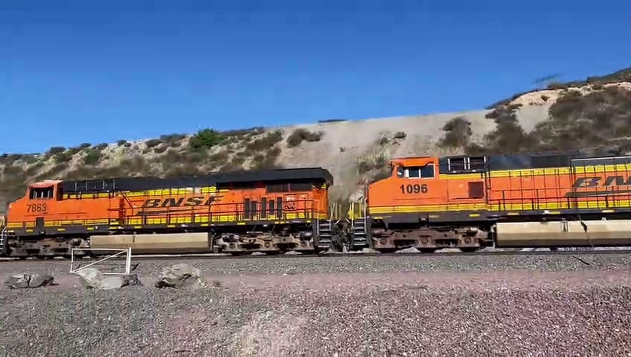 BNSF 7863 Leads Westbound Stack Train Passes Through Blue Cut CA. - video Dailymotion
