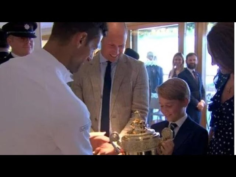 Il principe George mette le mani sul trofeo di Wimbledon mentre William ...