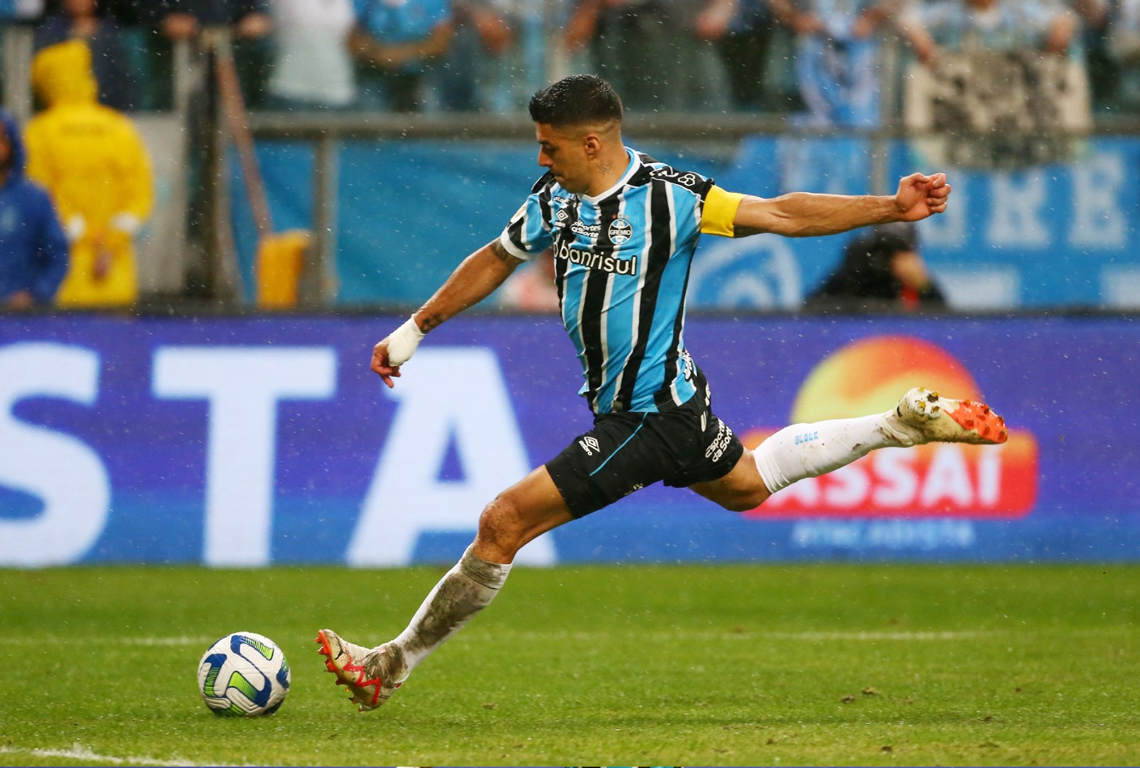 Lionel Messi's Brace Secures Argentina's Leadership and Puts Perú in ...