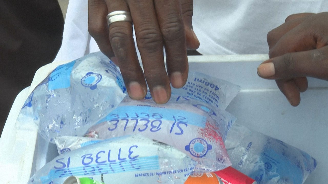 A Dakar, le fléau du sachet d'eau en plastique - Vidéo Dailymotion